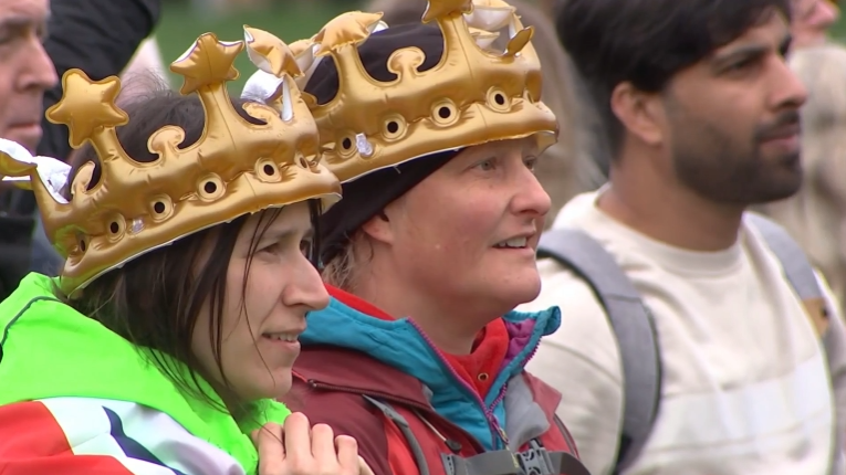 Protests and street parties across UK to mark coronation – Channel 4 News