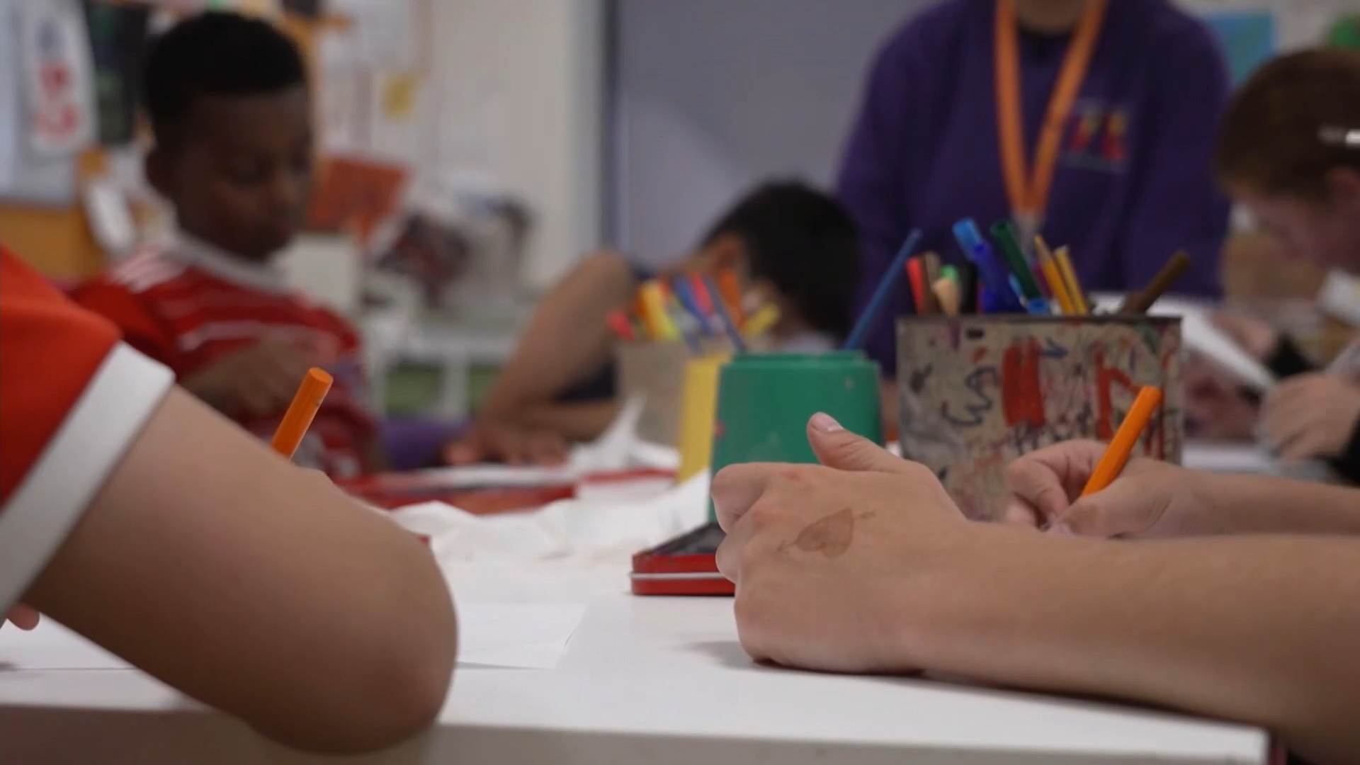 Half a million children drop below poverty line – Channel 4 News