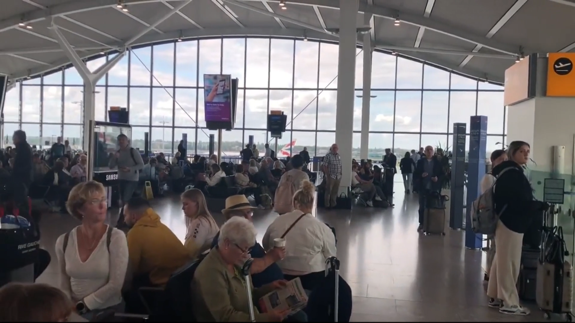 Thousands face major disruption after UK air traffic control system ...