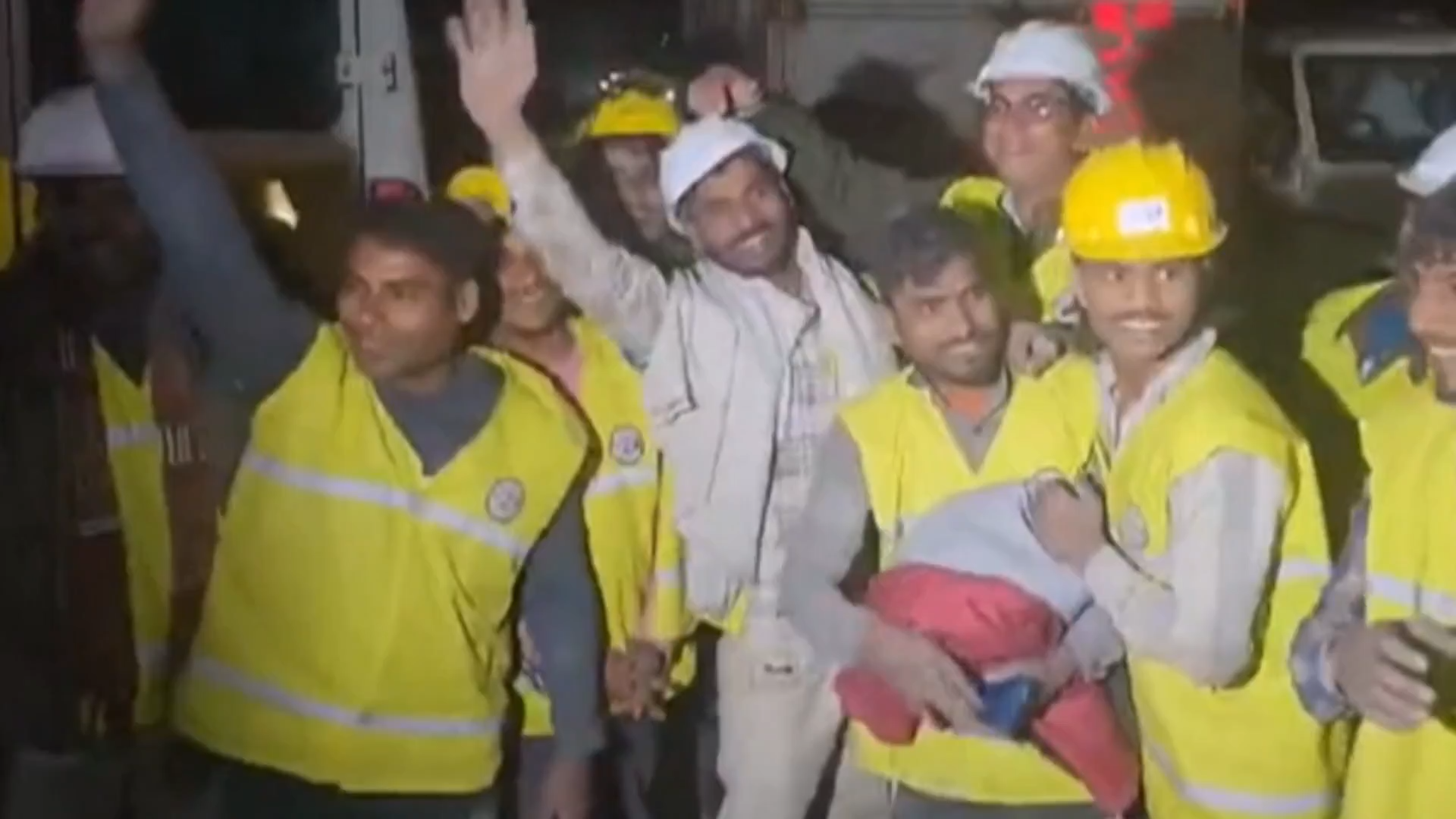 India: 41 workers rescued after 19 days trapped in a collapsed tunnel ...