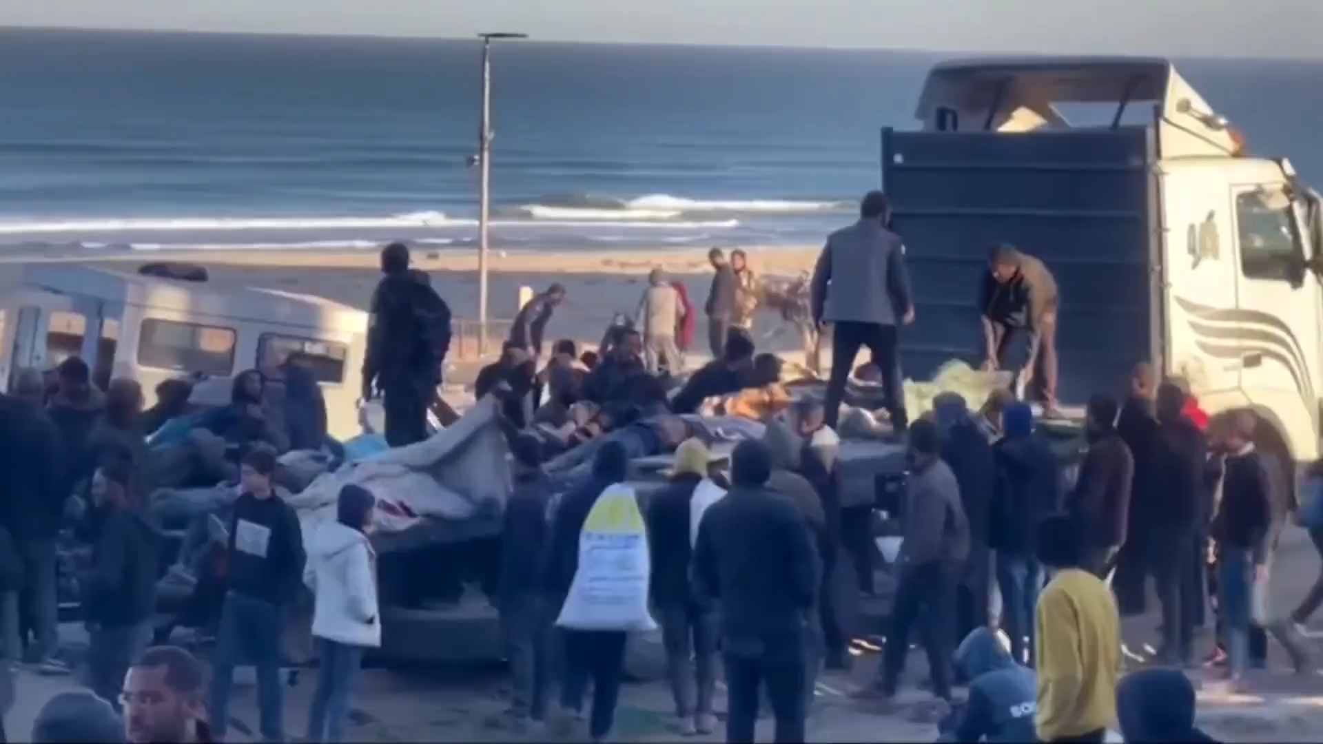 Over 100 dead as Israel opens fire on Gazans scrambling for food, say ...