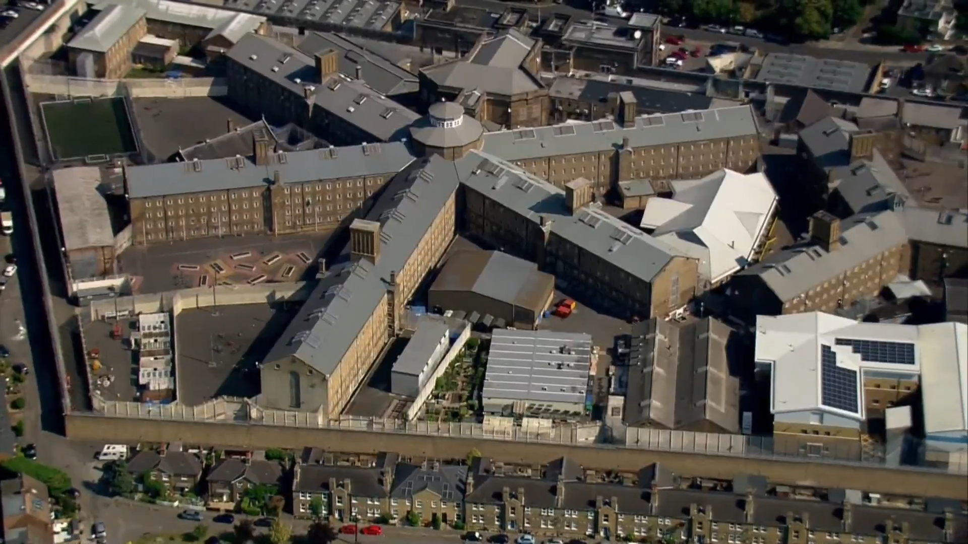 Inside the ‘horrific’ conditions at Wandsworth prison – Channel 4 News