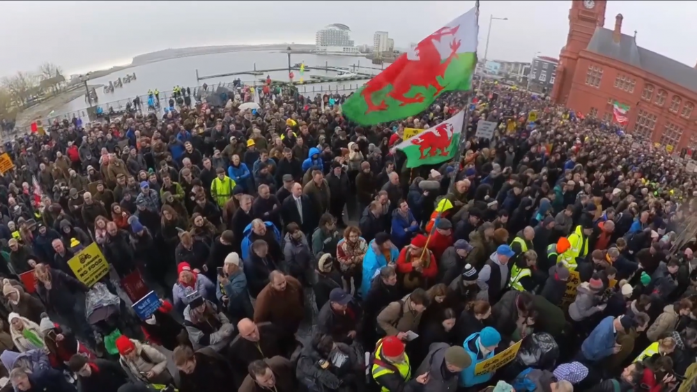 Farmers protest Welsh government in their thousands – Channel 4 News