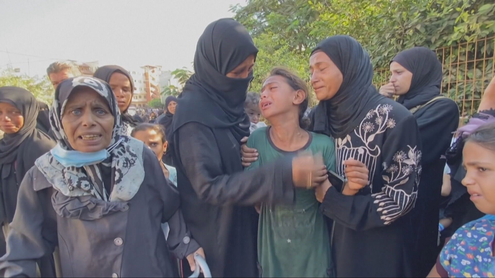 Thousands forced to flee Gaza City after Israel onslaught – Channel 4 News