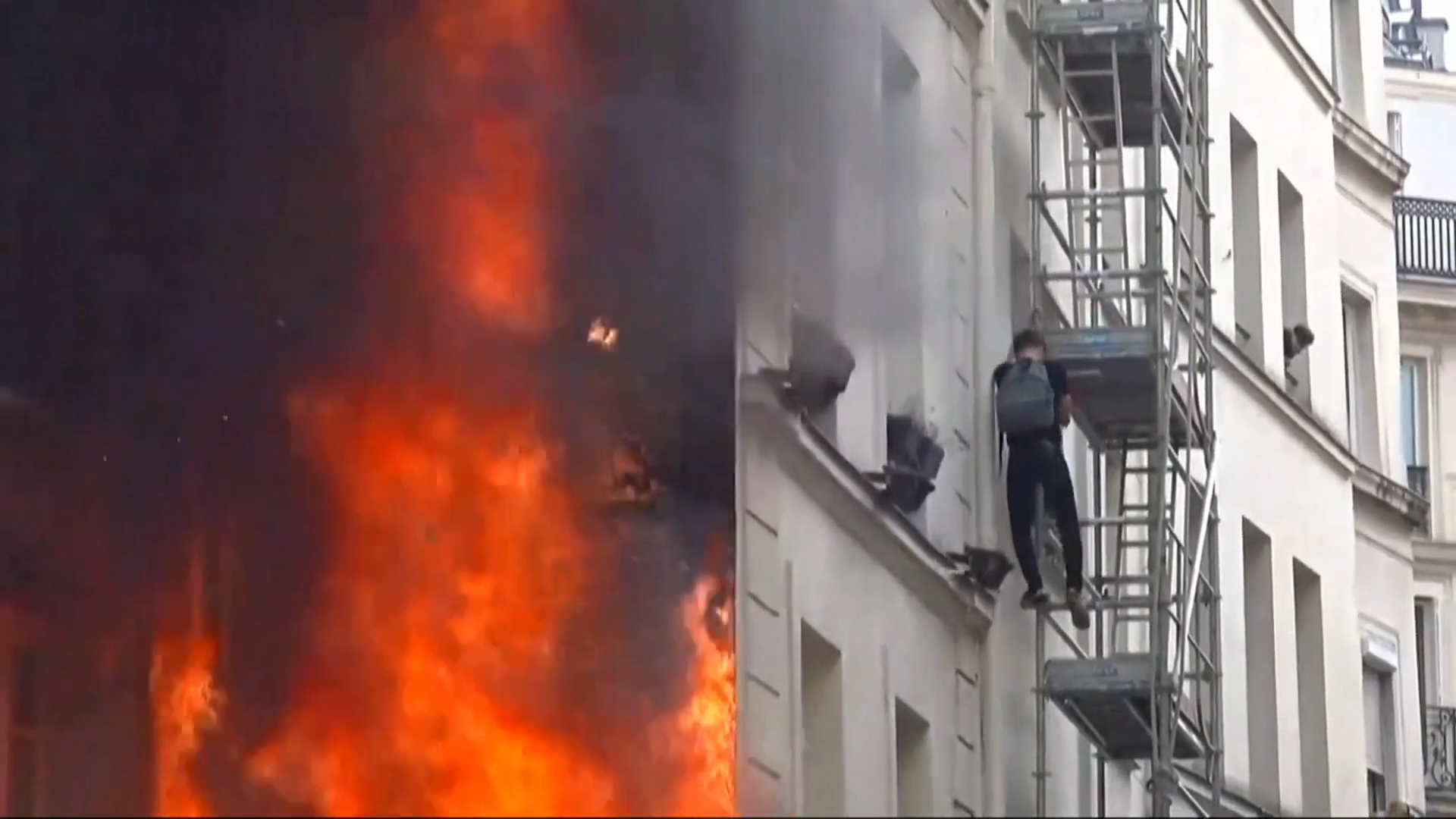 France protests: hundreds arrested as new PM takes office – Channel 4 News