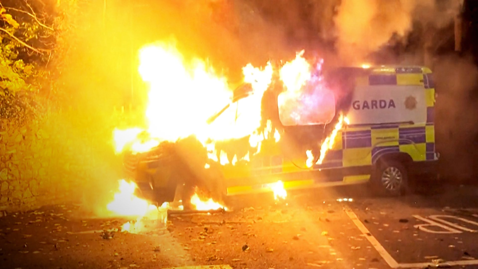 Dublin riots: Police attacked as thousands target hotel for asylum ...